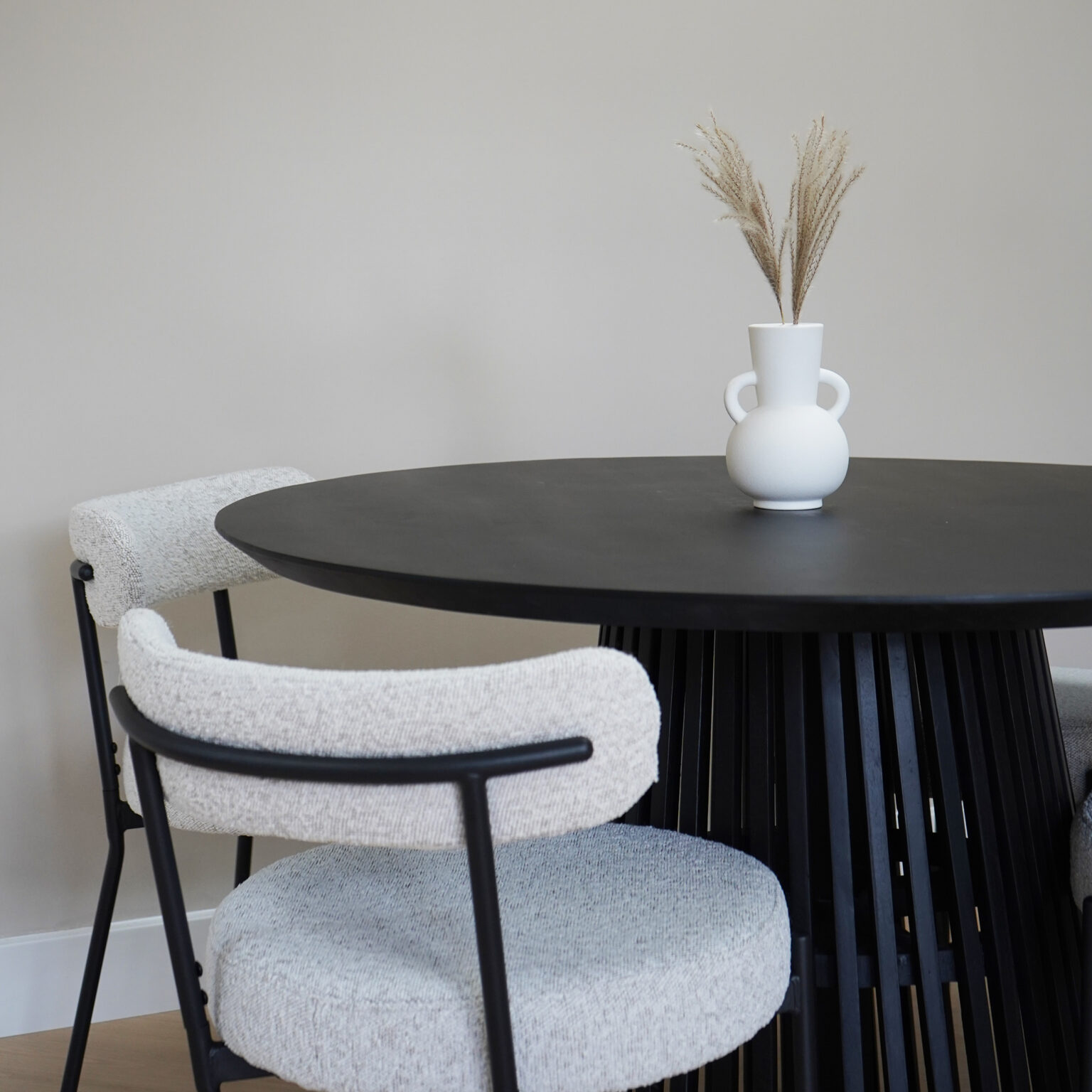 Zwarte ronde eettafel mangohout Ø120 kopen? Homeliving.nl